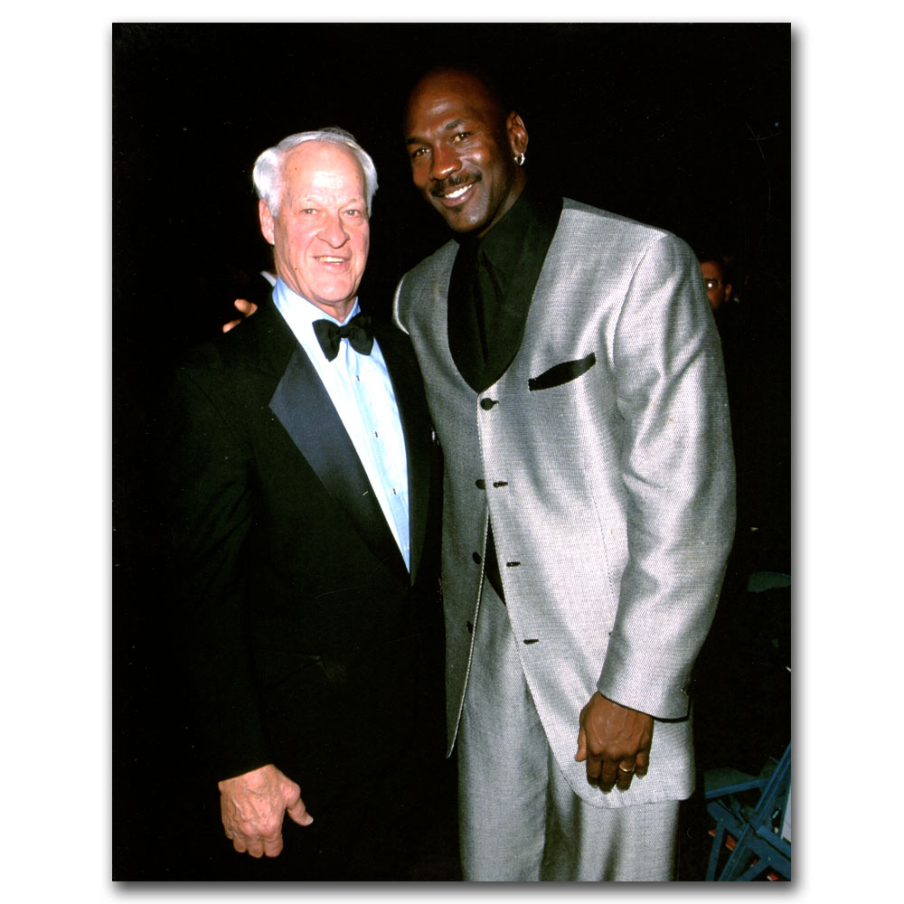 Gordie Howe & Micheal Jordan 8X10 Photo (Detroit Red Wings) - NHL Auctions