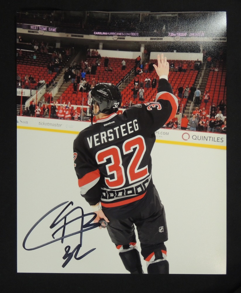 Kris Versteeg #32 Autographed 8x10 Photo - NHL Auctions