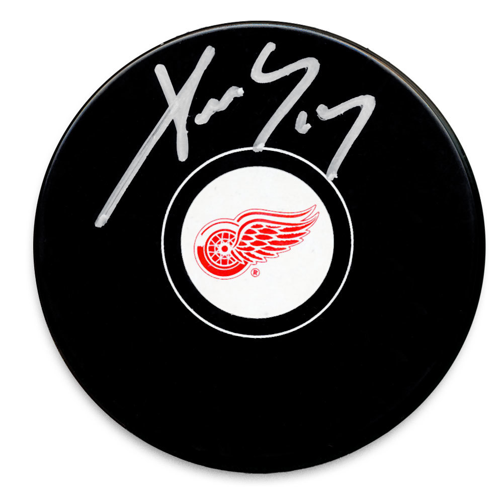 Pavel Datsyuk Detroit Red Wings Autographed Puck - NHL Auctions