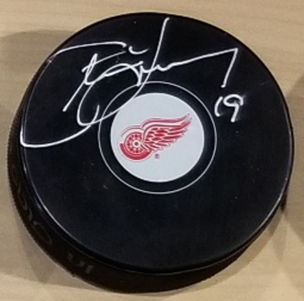 Steve Yzerman Detroit Red Wings Autographed Hockey Puck *Autograph ...