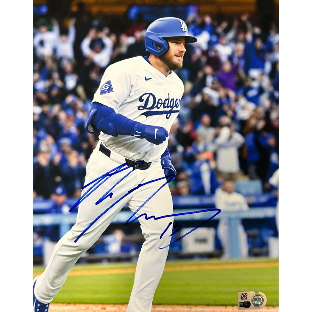 Max Muncy Autographed Photo - 8x10 | Los Angeles Dodgers Auctions
