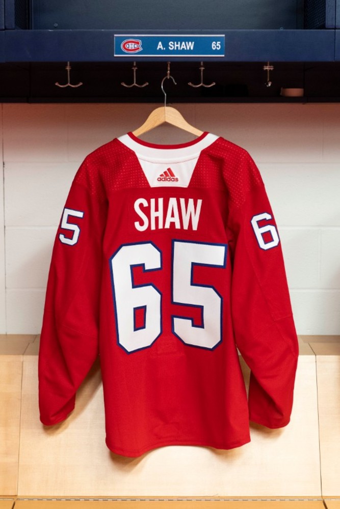 #65 Andrew Shaw Warm-up worn and autographed Rainbow jersey - NHL Auctions
