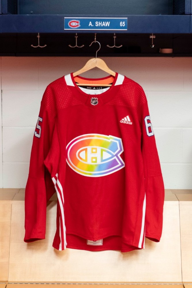 #65 Andrew Shaw Warm-up worn and autographed Rainbow jersey - NHL Auctions