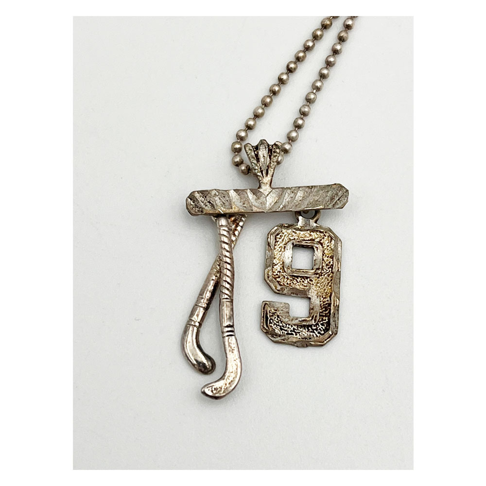 Gordie Howe's Number 9 Necklace - NHL Auctions