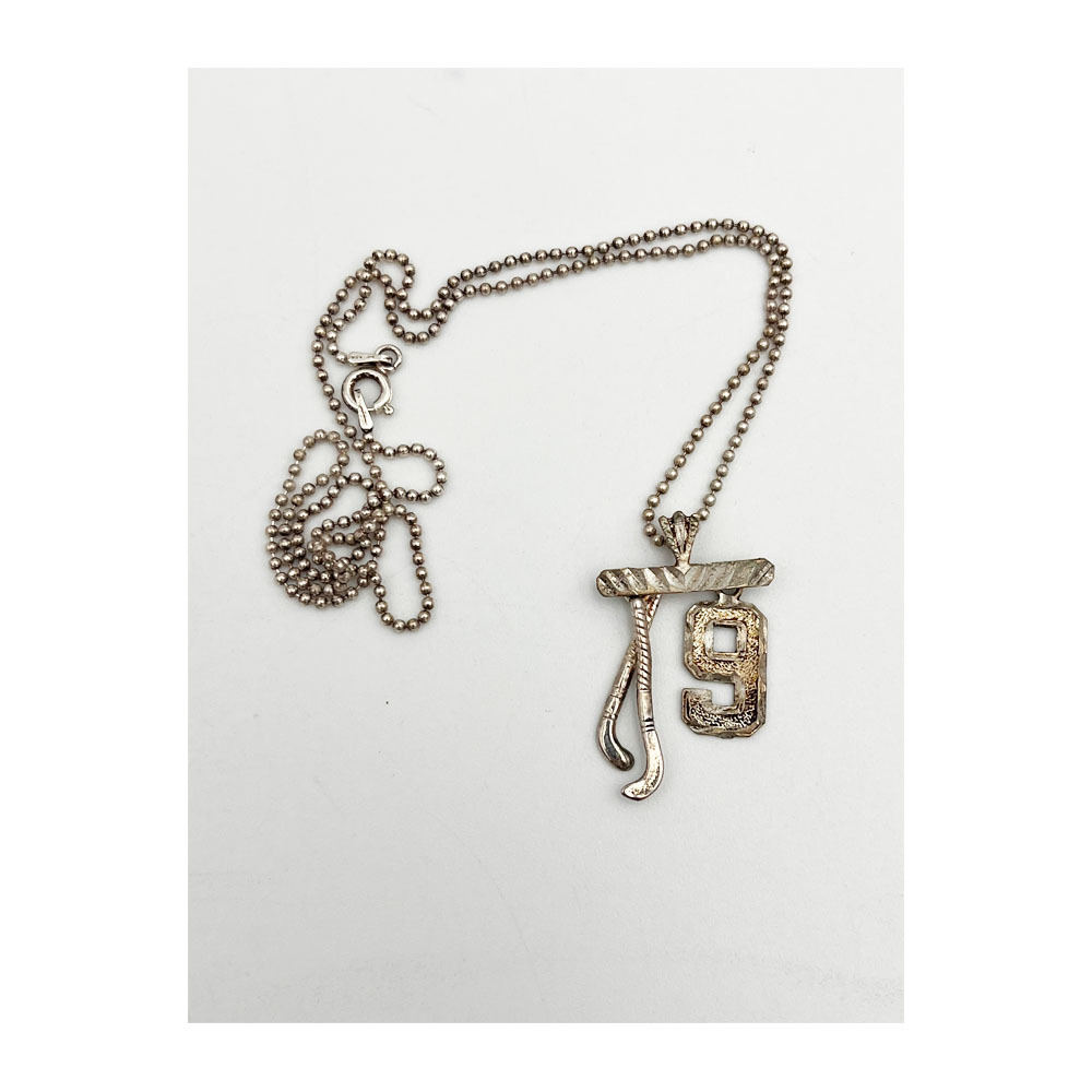 Gordie Howe's Number 9 Necklace - NHL Auctions