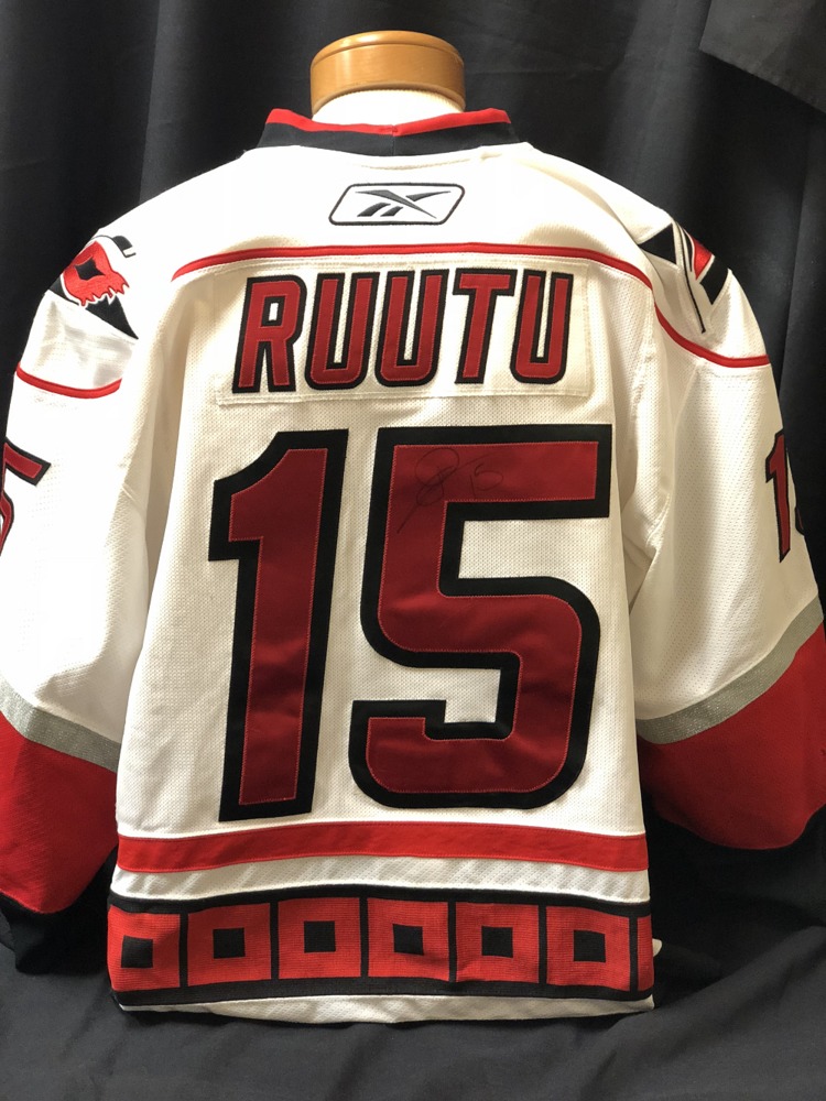 Tuomo Ruutu #15 Autographed, Game Worn Jersey - NHL Auctions